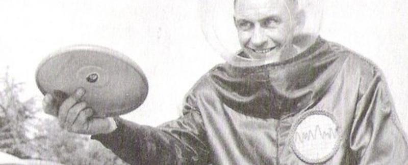 The inventor of the frisbee was cremated and made into a frisbee after ...