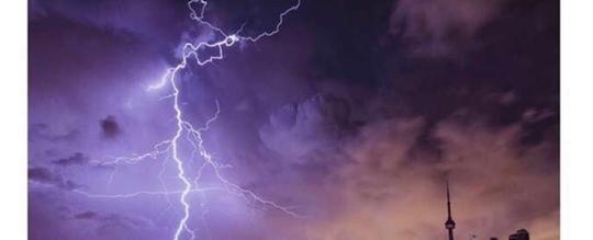A single bolt of lightning contains 10 billion joules that s enough ...